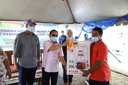 Program Menabur Benih Padi di Sawah Tedong Merlimau, Melaka oleh YBTM I ...